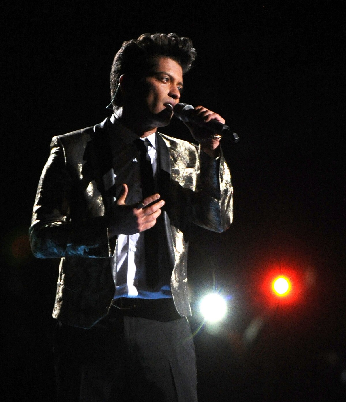 Foto: Bruno Mars canta seus sucessos durante sua performance no Super ...
