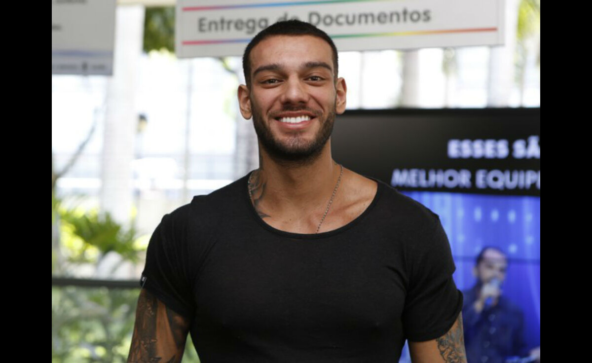 Foto: Lucas Lucco mostrou costas musculosas durante o treino nesta ...