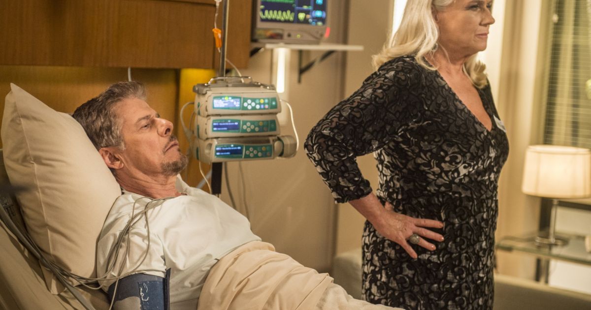 Mág (Vera Holtz) vai até o hospital para doar sangue a Tião (José Mayer ...