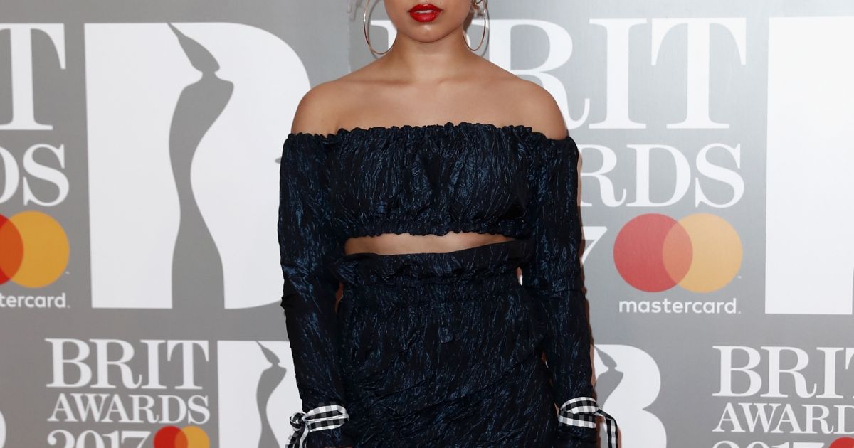 Veja fotos dos looks da cantora Raye e mais famosas no tapete vermelho ...