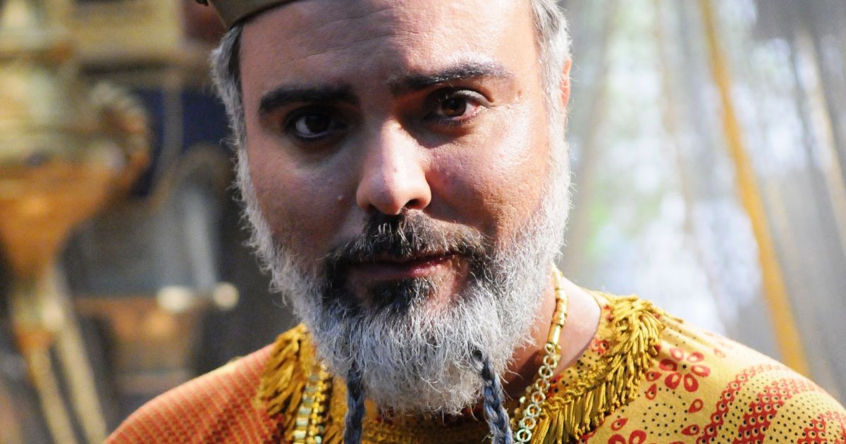 Aspenaz (Saulo Rodrigues) é servo dedicado apaixonado por Amitis ...