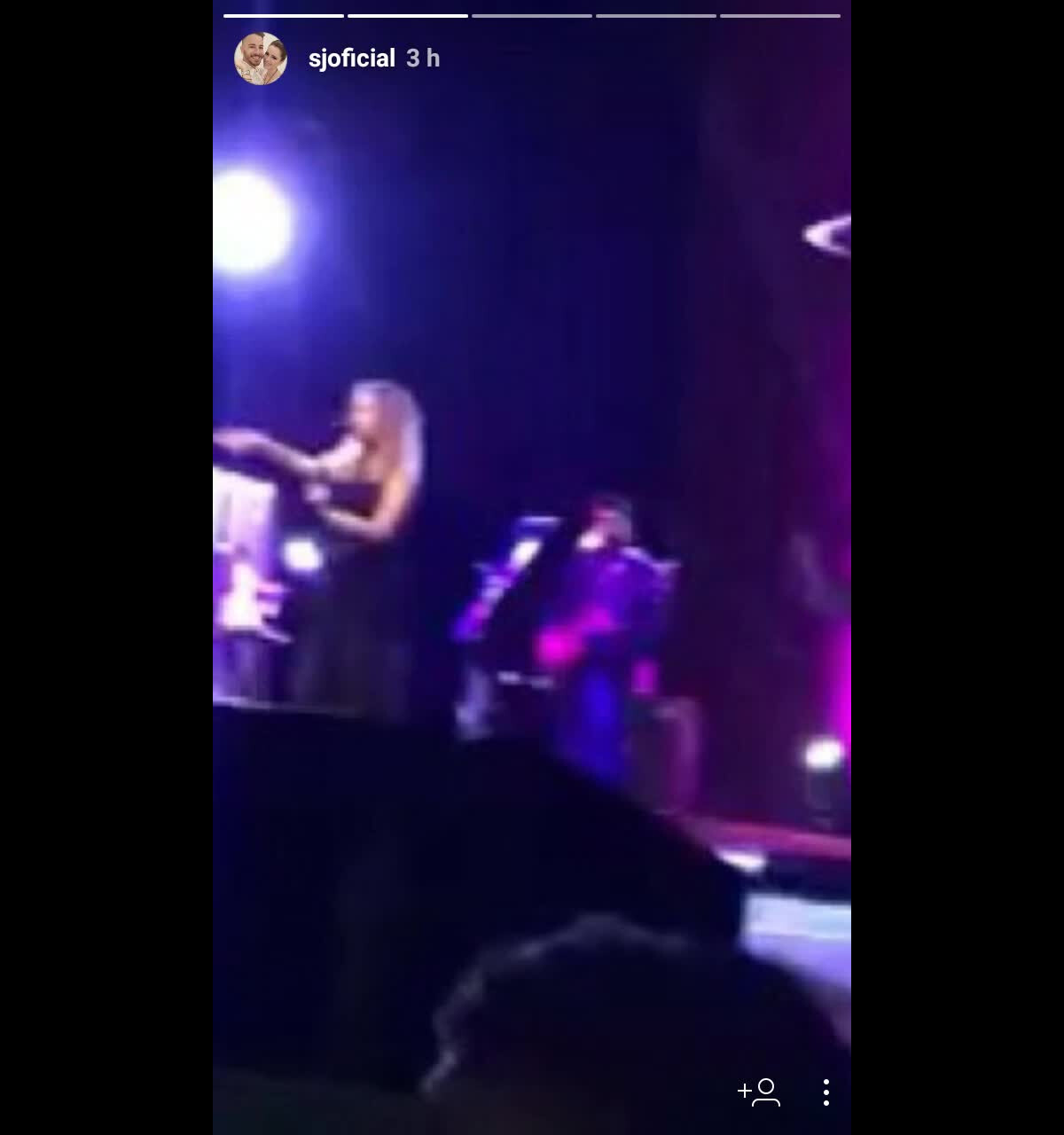 Vídeo: Sandy machucou o braço em show após fã quase derrubá-la no palco ...