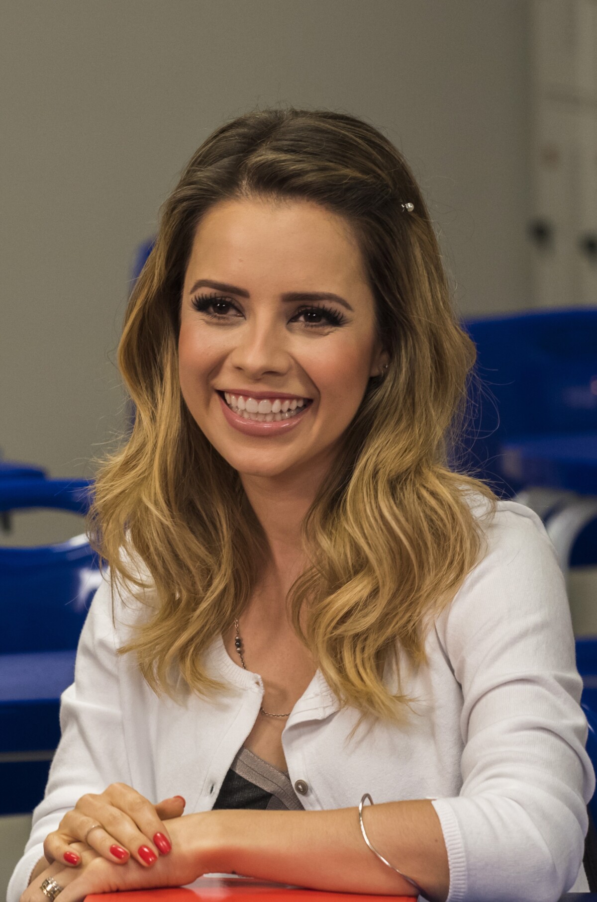 Foto: Sandy foi abordada por fã no palco enquanto cantava a música 'Ela ...