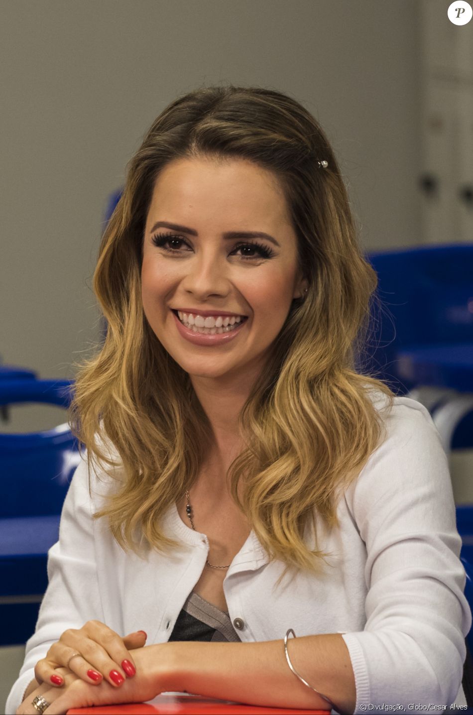 Sandy foi abordada por fã no palco enquanto cantava a música 'Ela/Ele ...