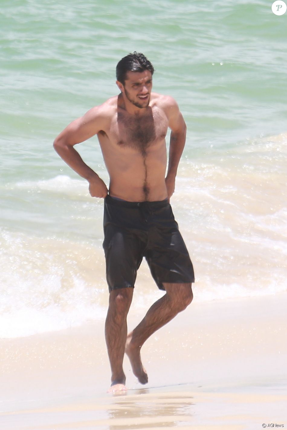 Felipe Simas vai viver um surfista na próxima série da TV Globo ...