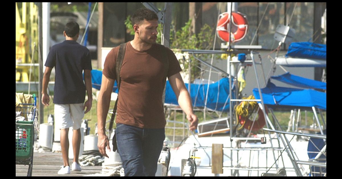 Fininho (Hugo Resende) vai atrás de Salete (Claudia Raia) para matá-la ...