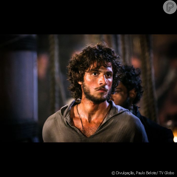 Joaquim (Chay Suede) leva Anna (Isabelle Drummond) para a aldeia, na ...