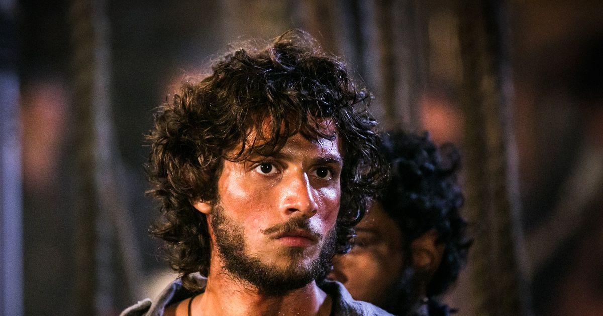 Joaquim (Chay Suede) leva Anna (Isabelle Drummond) para a aldeia, na ...