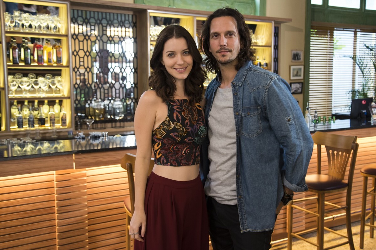 Foto: Júlia (Nathalia Dill) se comove no tribunal e beija Gui (Vladimir Brichta), mesmo tendo ...