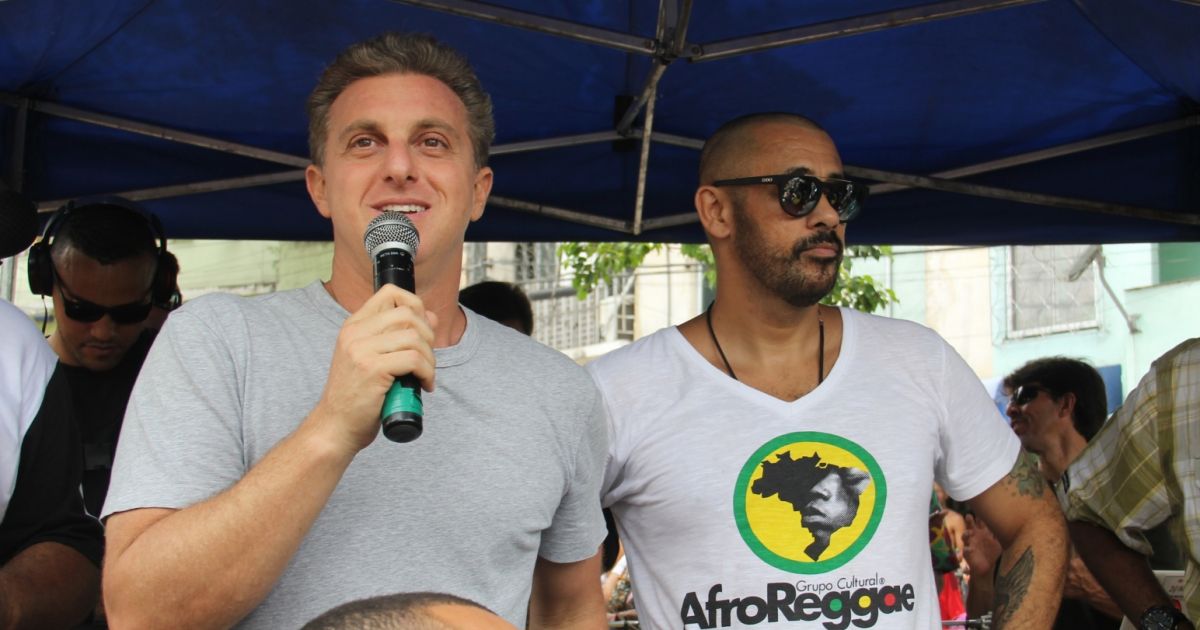 José Junior, líder do grupo Afro Reggae, afirmou que Luciano Huck tem ...