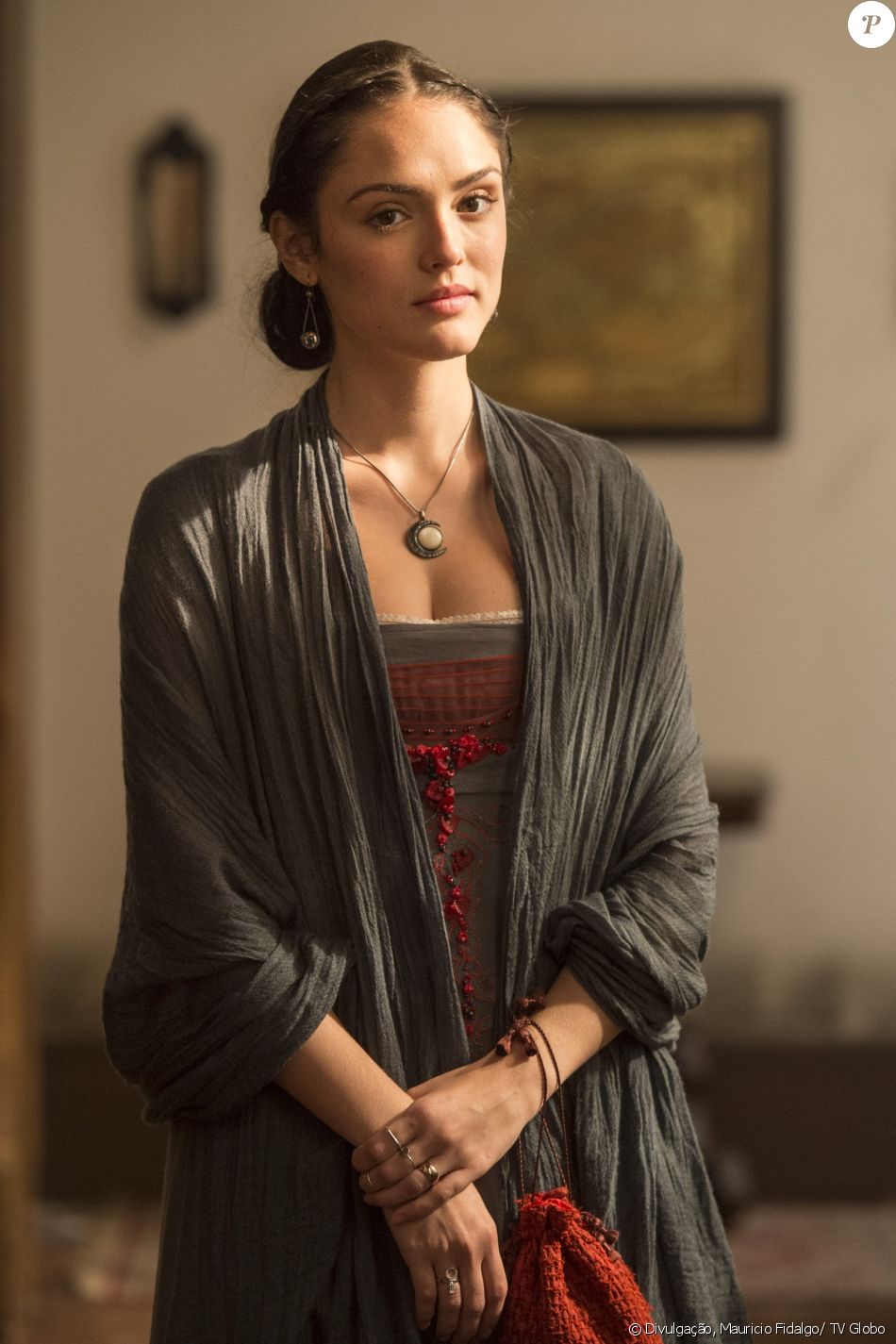 Anna (Isabelle Drummond) fica vulnerável durante o ataque e escapa por ...