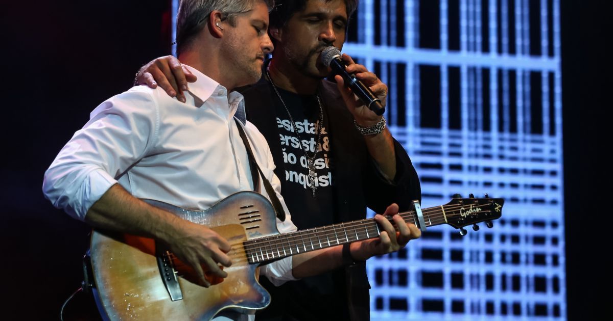 Victor Chaves se apresentou ao lado do irmão, Leo, e ficou emocionado ...