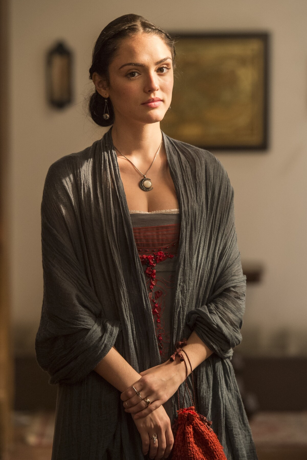 Foto: Anna (Isabelle Drummond) obedece a ordem de Thomas (Gabriel Braga ...