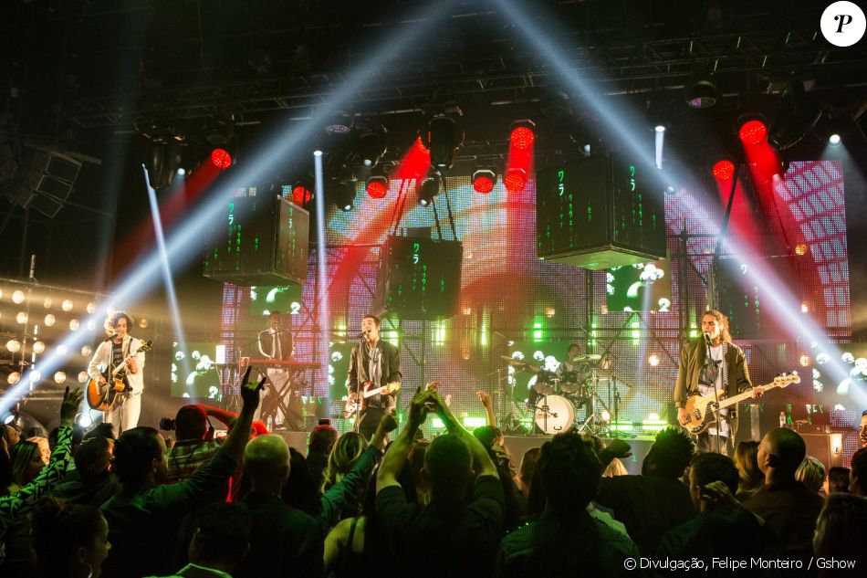 Os integrantes da banda 4.4 recebem um convite para iniciar o show de ...