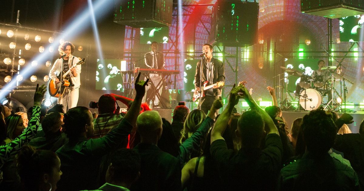 Os integrantes da banda 4.4 recebem um convite para iniciar o show de ...