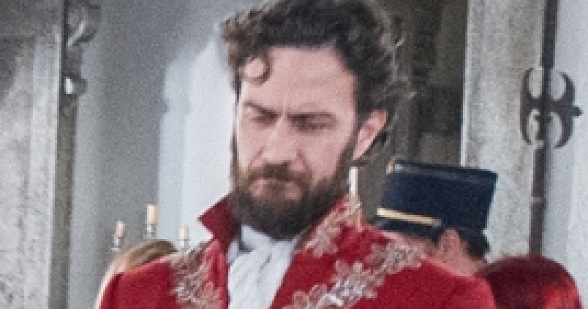 Thomas (Gabriel Braga Nunes) promete facilitar o roubo de um dinheiro ...