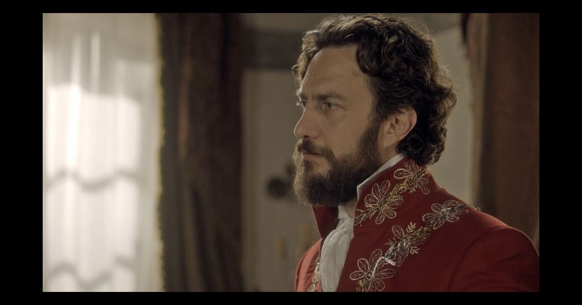 Thomas (Gabriel Braga Nunes) tenta argumentar com Dom Pedro (Caio ...