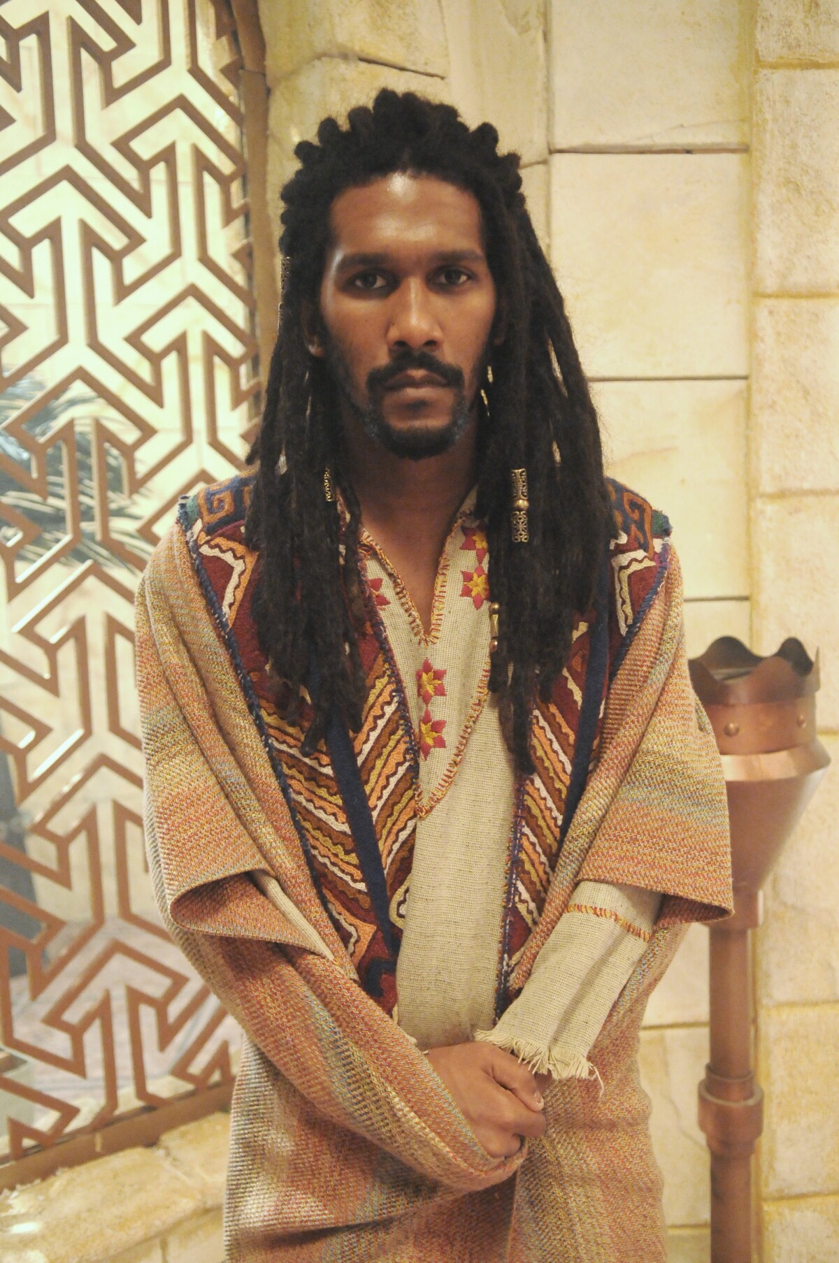 Foto: Gadise (Aisha Jambo) e Matias (Fernando Sampaio) se beijam e ...