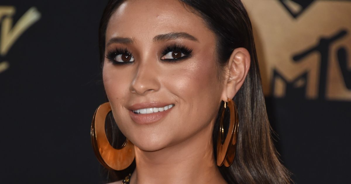 Shay Mitchell apostou em um vestido decotado com recortes laterais para ...