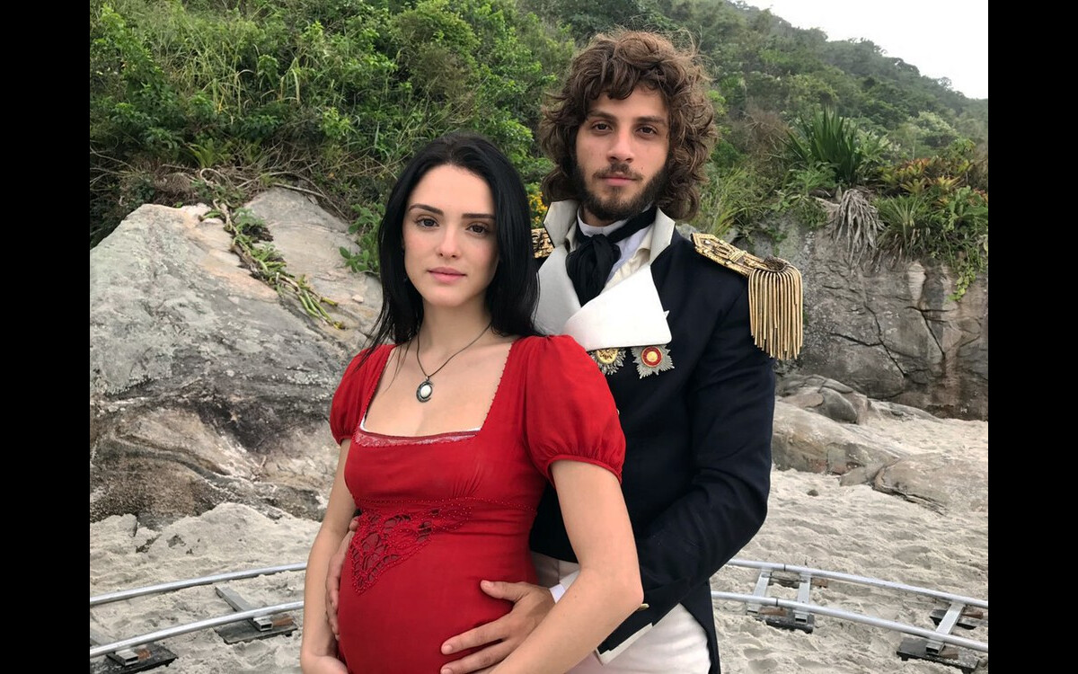 Foto: Joaquim (Chay Suede) orienta Anna (Isabelle Drummond) a ficar de ...