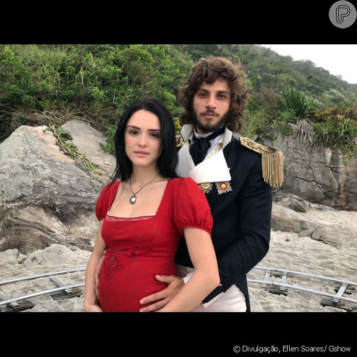 Joaquim (Chay Suede) orienta Anna (Isabelle Drummond) a ficar de ...