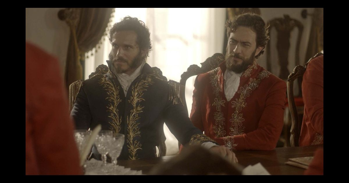 Thomas (Gabriel Braga Nunes) orienta Avilez (Paulo Rocha) a ir ao hotel ...