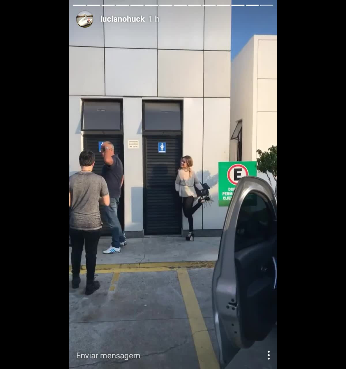 Vídeo: Luciano Huck filmou Sandy usando banheiro público em bastidor de ...