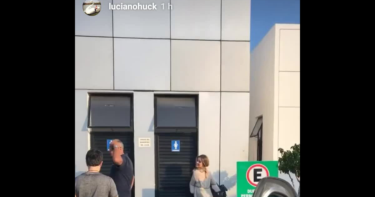 Luciano Huck filma Sandy indo a banheiro público durante gravação: 'Tá ...