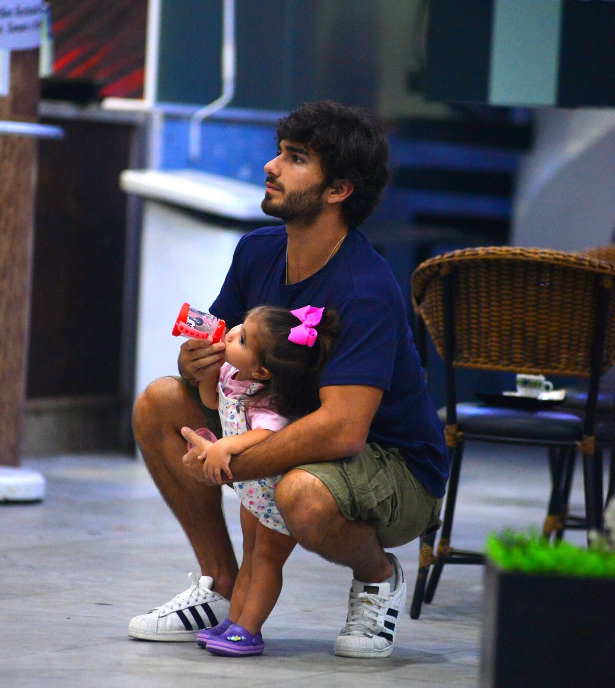 Foto: Maria Flor aguarda chegada da mãe, Deborah Secco, com o pai, Hugo ...