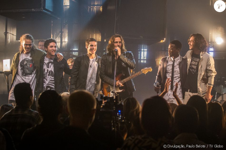 O local do show da banda 4.4 é invadido por uma multidão e Gui ...