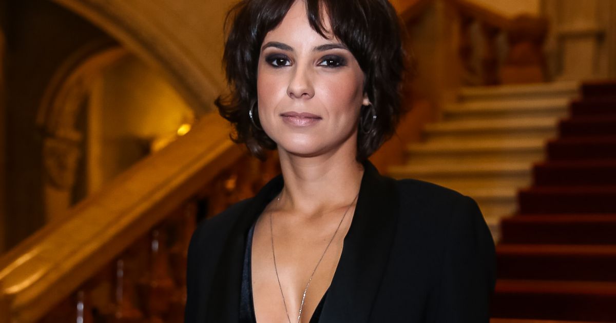 Andreia Horta apostou no decote ao receber o troféu de Melhor Atriz da ...