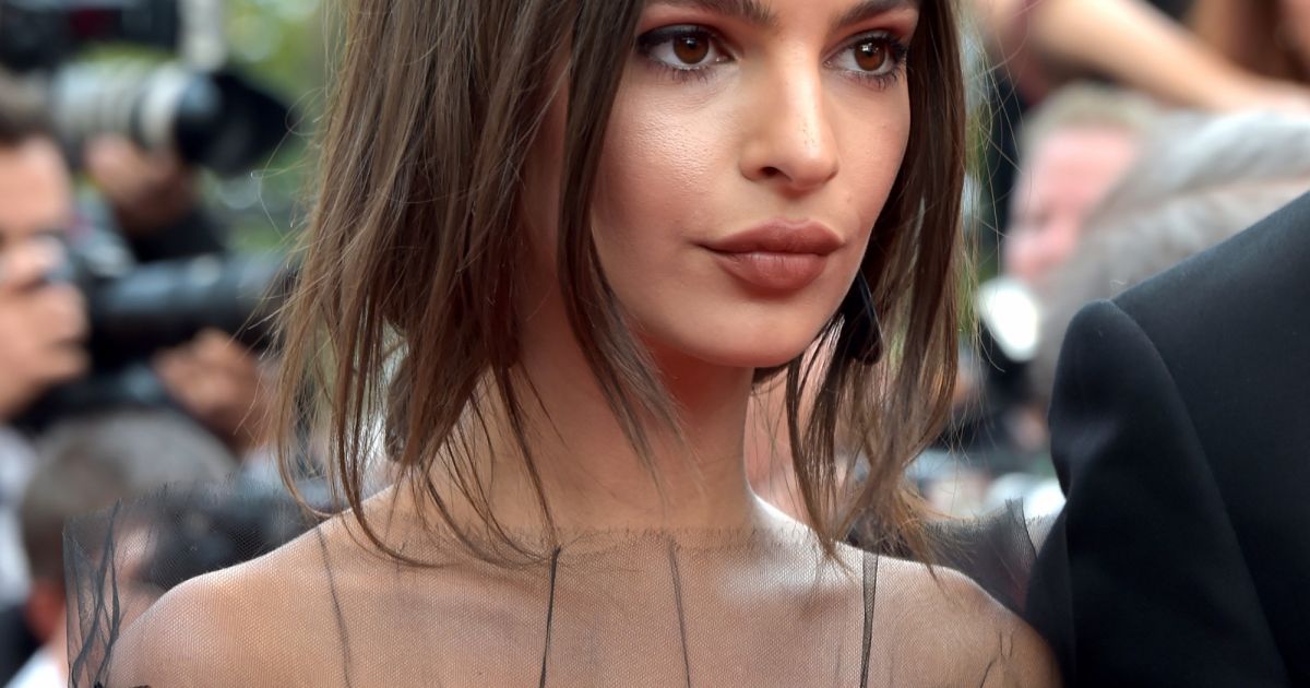 A modelo britânica Emily Ratajkowski investiu em um decote poderoso ...