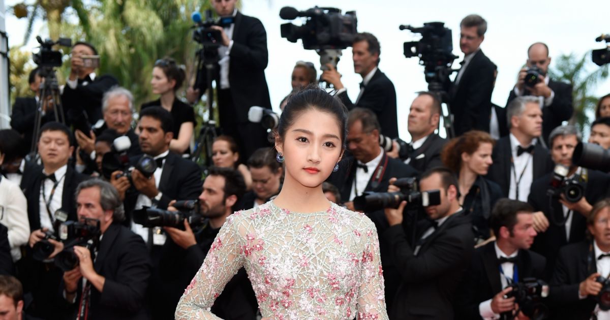 A atriz chinesa Guan Xiaotongna de Zuhair Murad na 70ª edição do ...