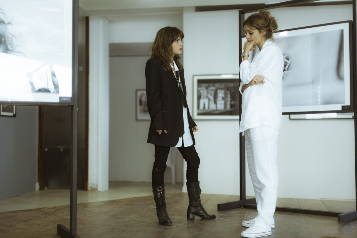 Foto: Alice (Sophie Charlotte) pede que Nanda (Julia Dalavia) encontre ...