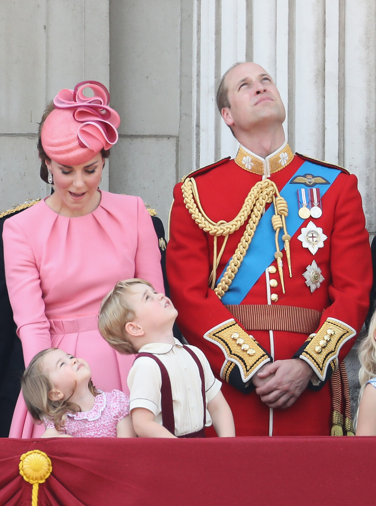 Foto: Principe Geoge e princesa Charlotte olham atenciosamente para a ...