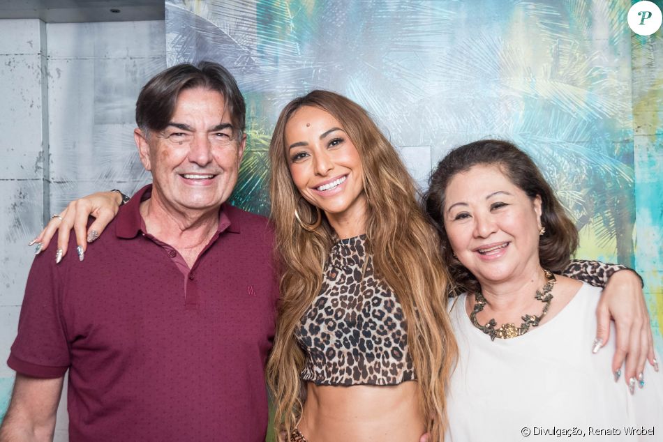 Omar Rahal e Kika Sato prestigiaram a filha Sabrina Sato na festa ...