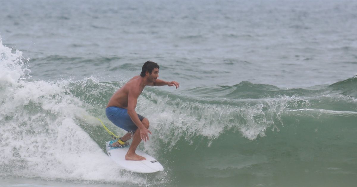 André Resende mostrou toda sua habilidade no surfe - Purepeople