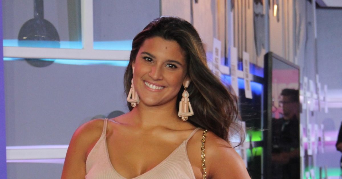 Giulia Costa cantou o 'Parabéns para Você' em vários idiomas - Purepeople
