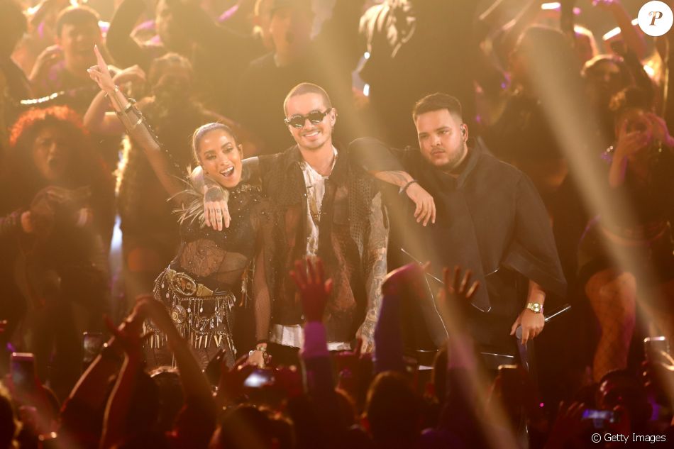 Anitta cantou ao lado de J Balvin e Jeon Arvani na premiação - Purepeople