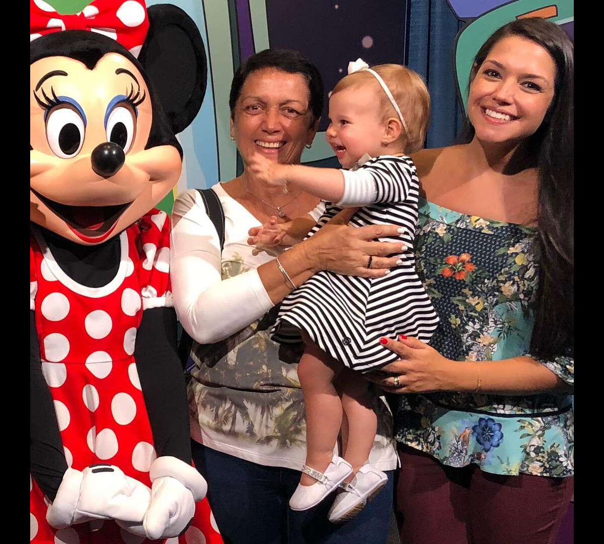 Foto: Melinda ficou encantada ao conhecer a Minnie - Purepeople