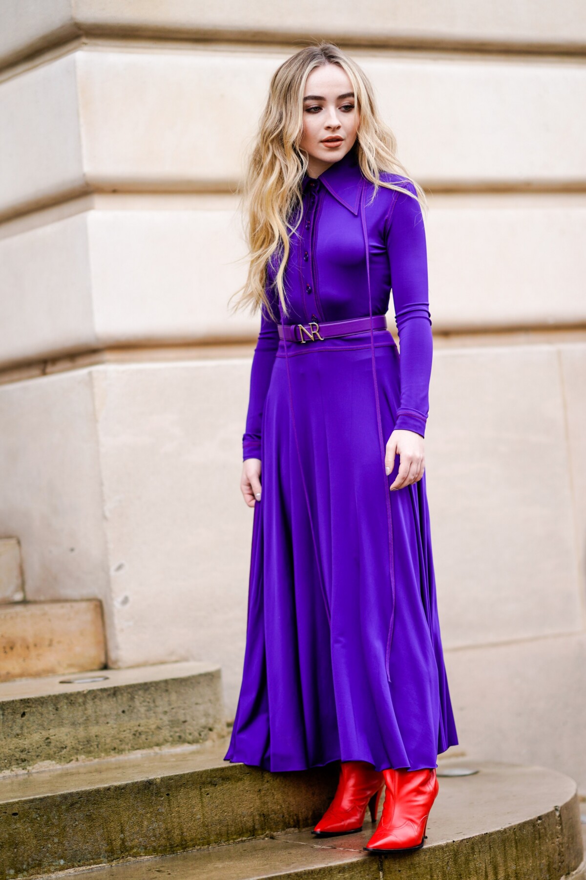Foto: Sabrina Carpenter aposta em cores vibrantes para prestigiar os ...
