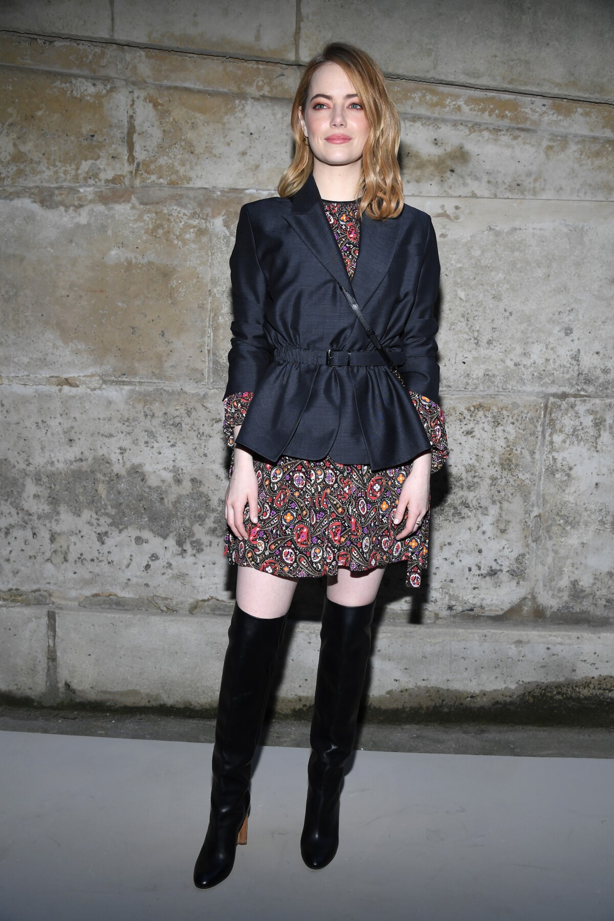 Foto: Emma Stone aposta em bota over the knee para prestigiar os ...