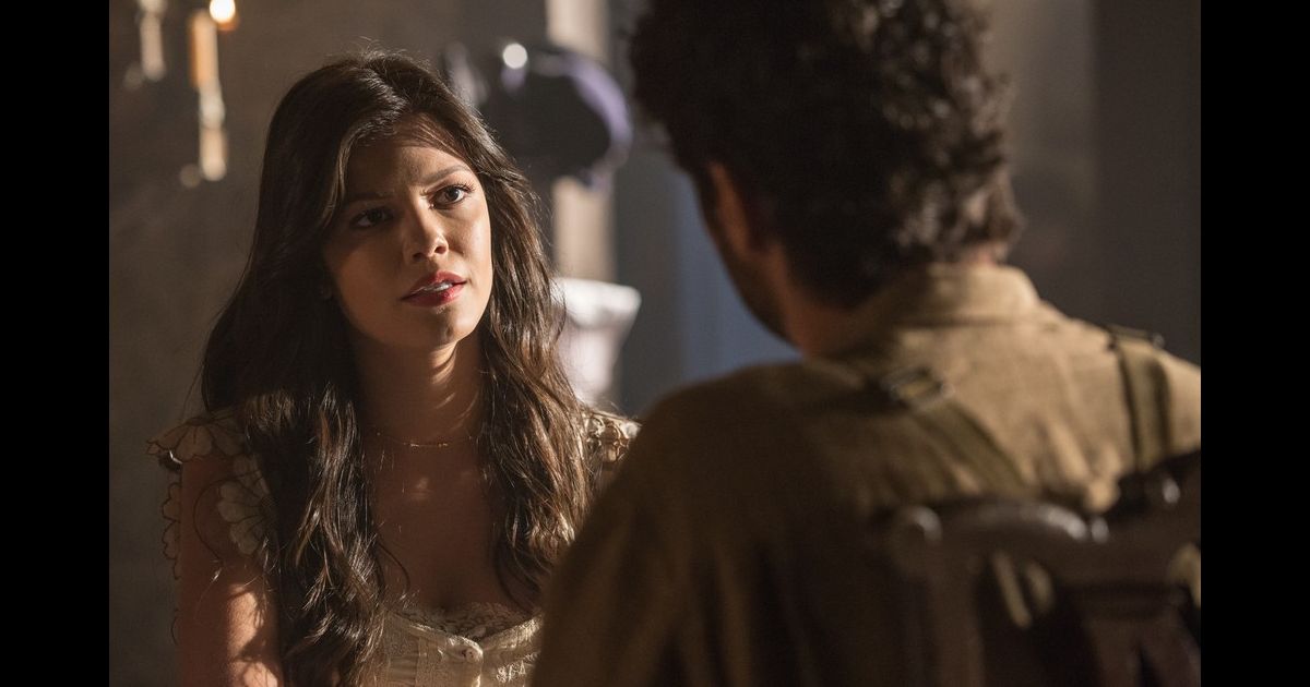 Maria Vitória (Vitória Strada) pede a Inácio (Bruno Cabrerizo) um disco ...