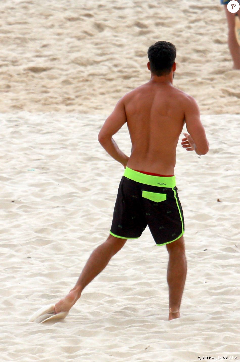 Cauã Reymond mostra corpo em forma ao se exercitar na areia da praia de ...