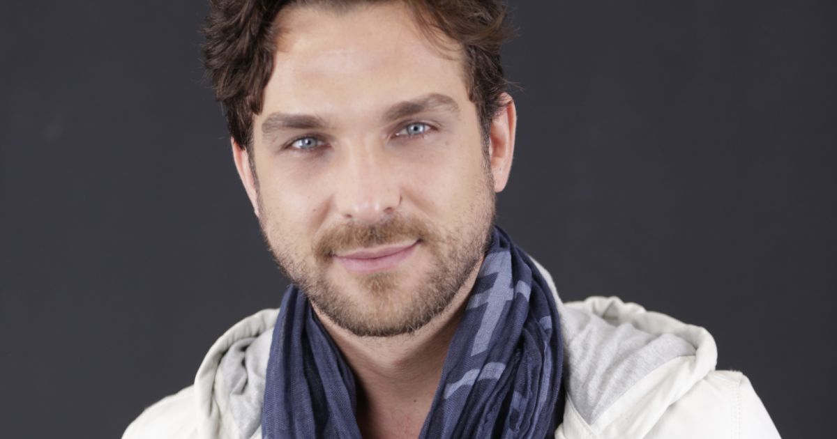 Benjamin (Igor Rickli) vê o vídeo e nota que a mulher tem a fala ...