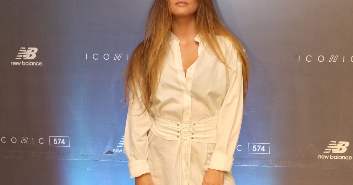 Bruna Griphao apostou em vestido oversized e tênis da marca New Balance ...