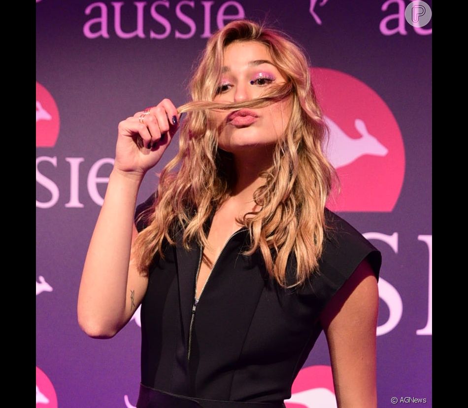 Sasha Meneghel posa brincando com o cabelo em evento da marca Aussie ...