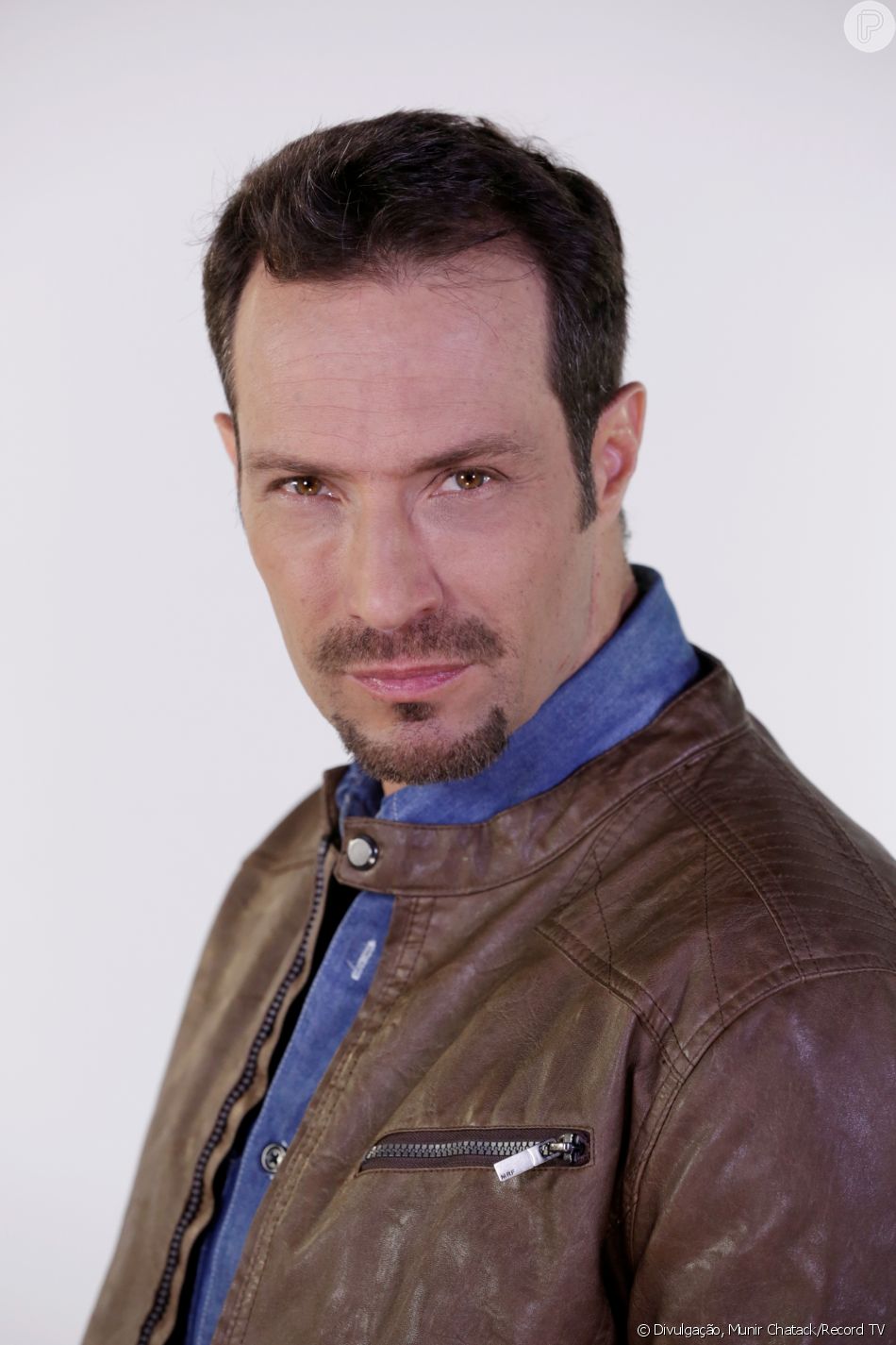 César (Fernando Pavão) revela a Benjamin (Igor Rickli) que o Anticristo ...