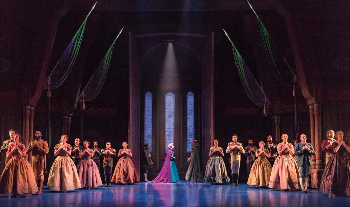 Foto: No musical da Broadway, Elsa tem uma cena de aventura e, por isso ...