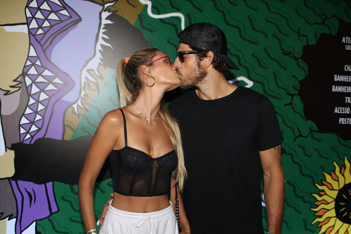 Foto: Yasmin Brunet e o marido, Evandro Soldati, se beijam ap chegar ao Lolla Lounge - Purepeople